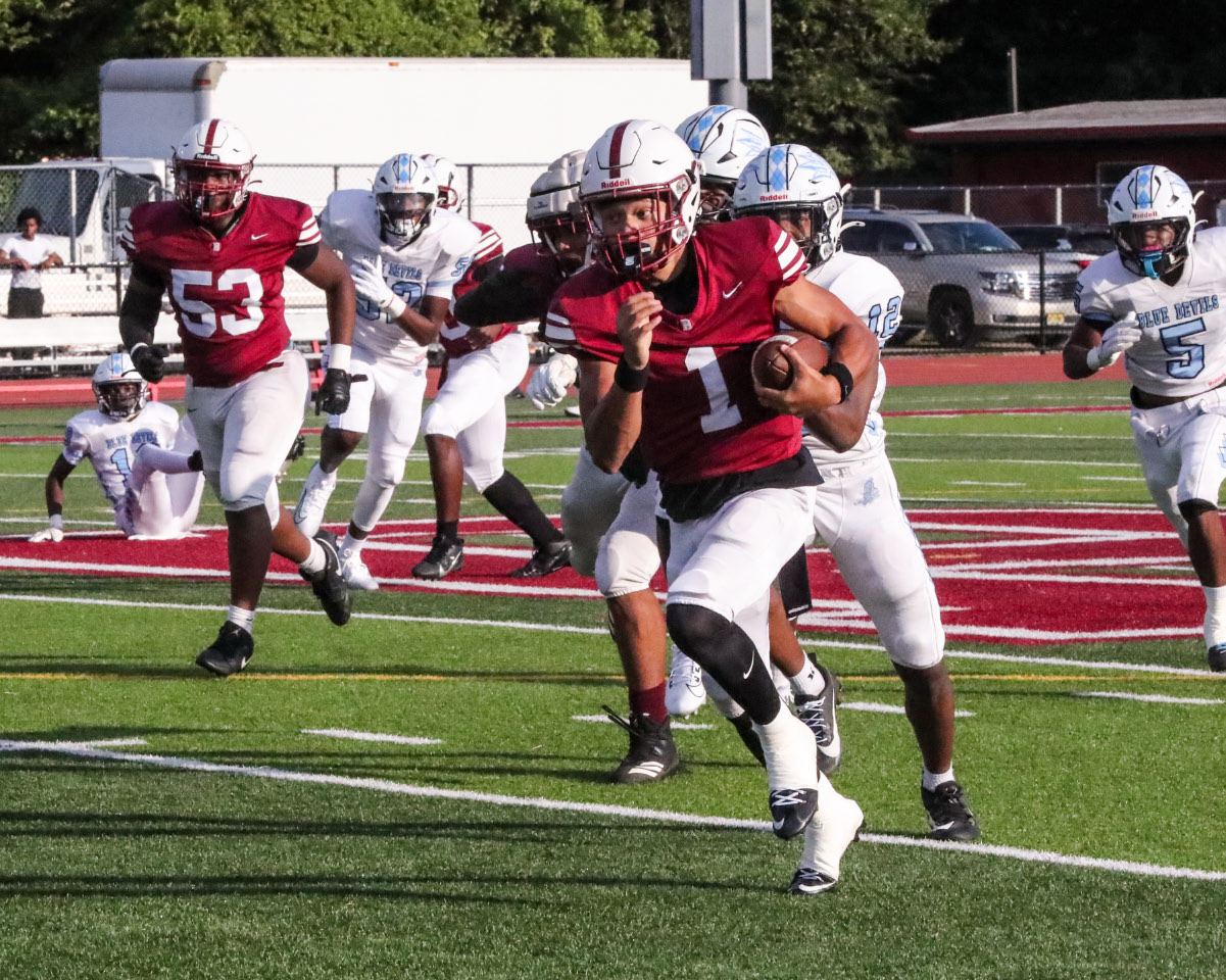 Bloomfield HS quarterback receives leadership award